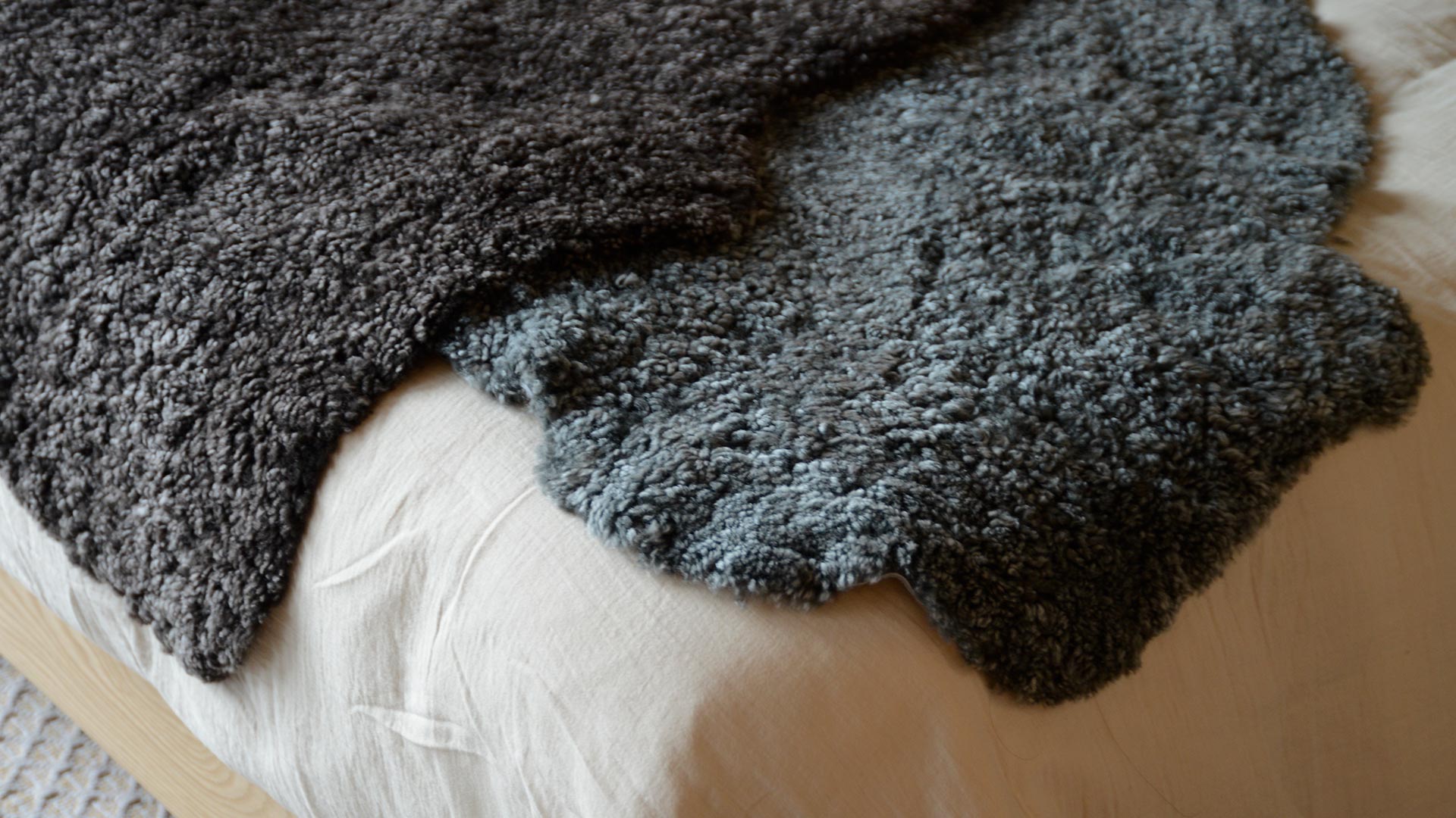 Short-haired Sheepskin Rug - 2 colours - Natural Bed Company
