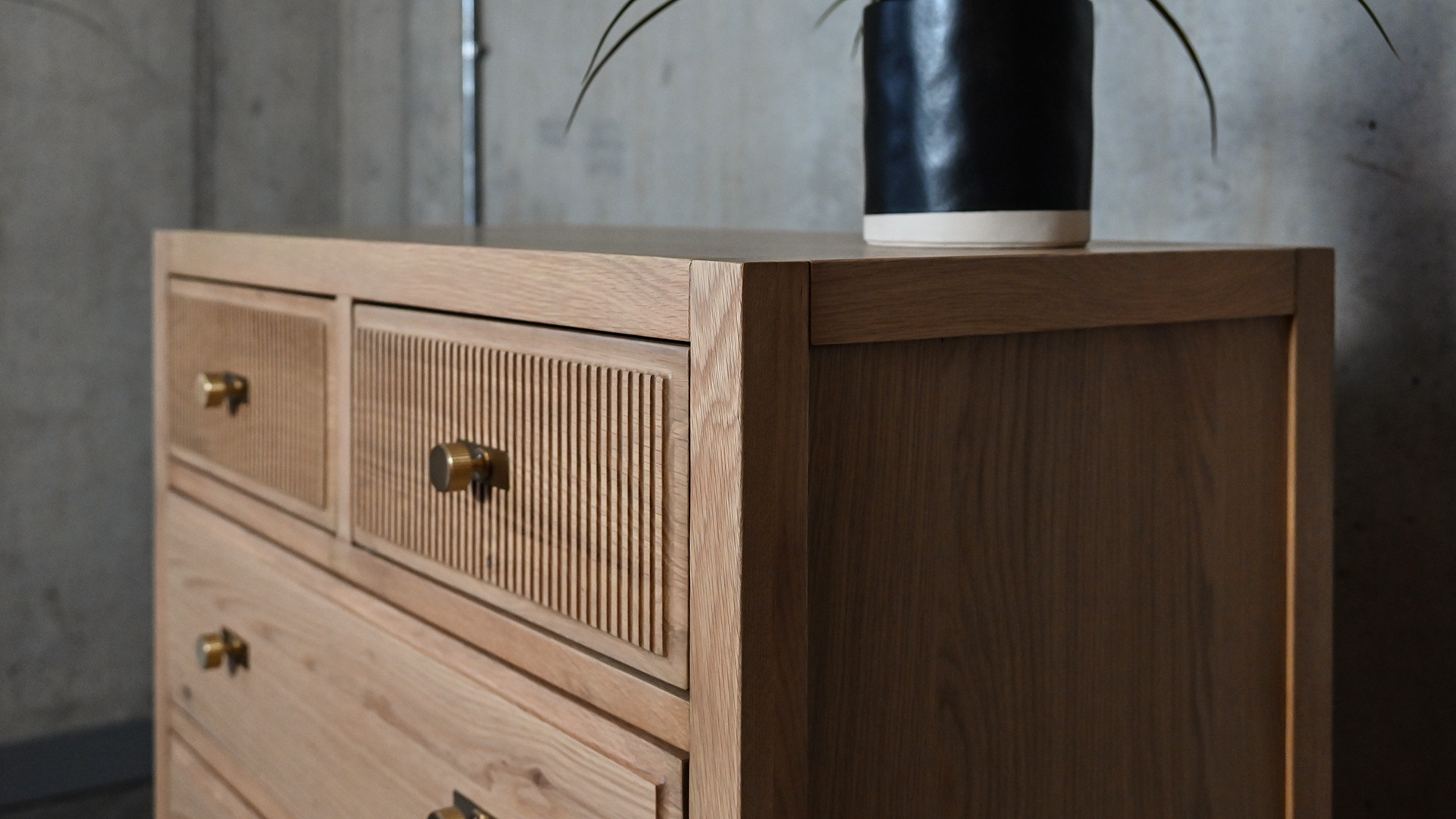 Deco - Reeded Oak 5 Drawer Chest - Natural Bed Company