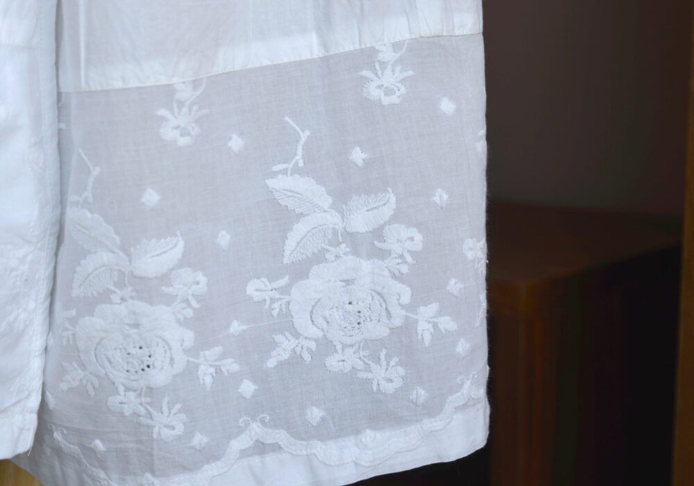 White Rose Embroidered Dressing Gown | Natural Bed Company